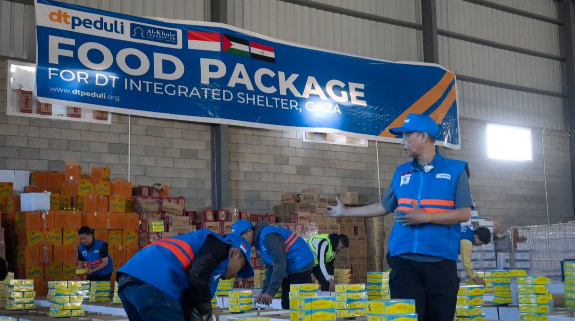 In Collaboration with DT Peduli, Al-Azhar Student Volunteers Help Pack ...